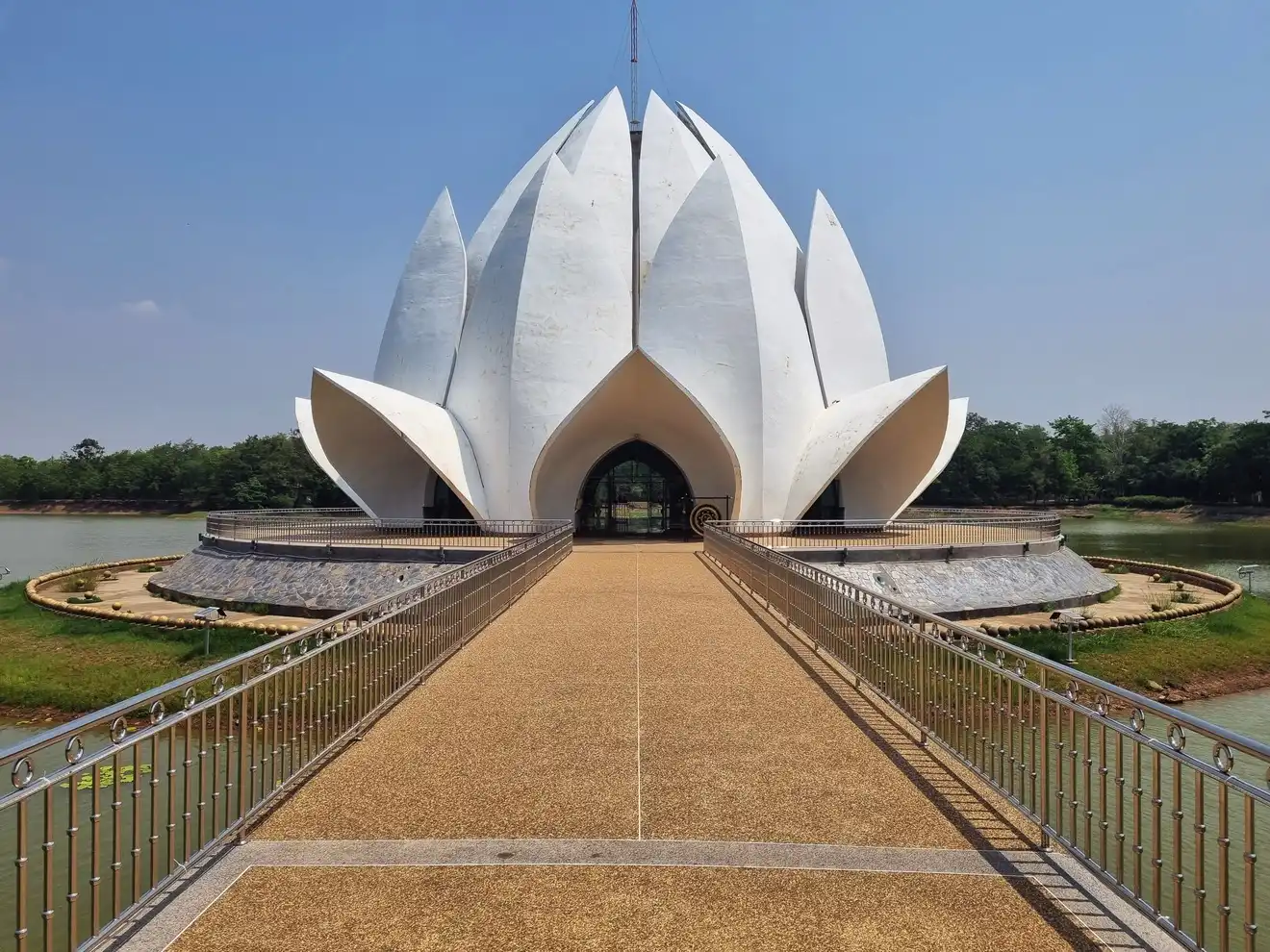 Wat Santi Wanaram (The Lotus temple) · The adventures of Thai Ben